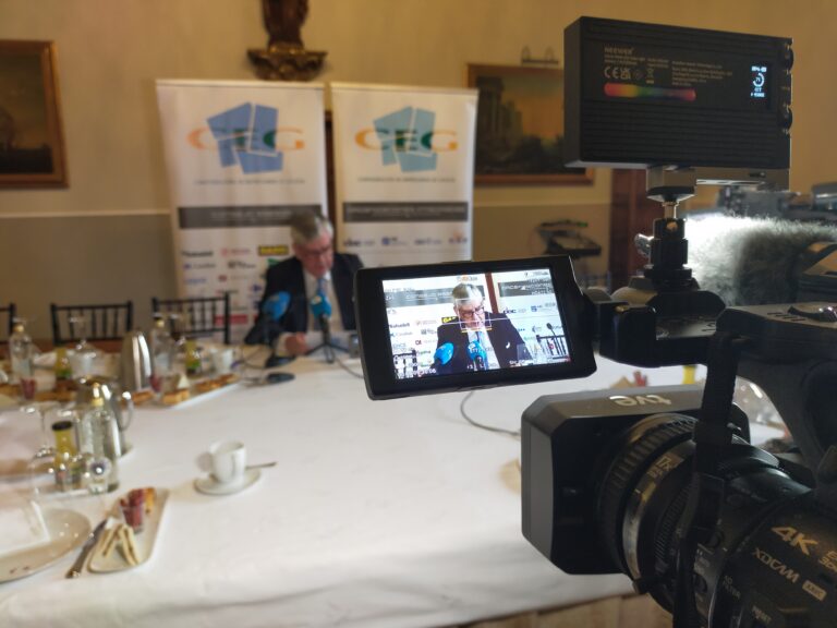 ¡Felices fiestas y un 2026 lleno de oportunidades! - Confederación de ...